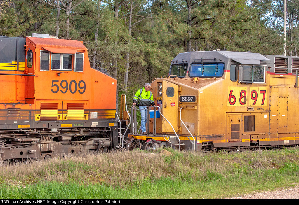 BNSF 5909 Meets UP 6897